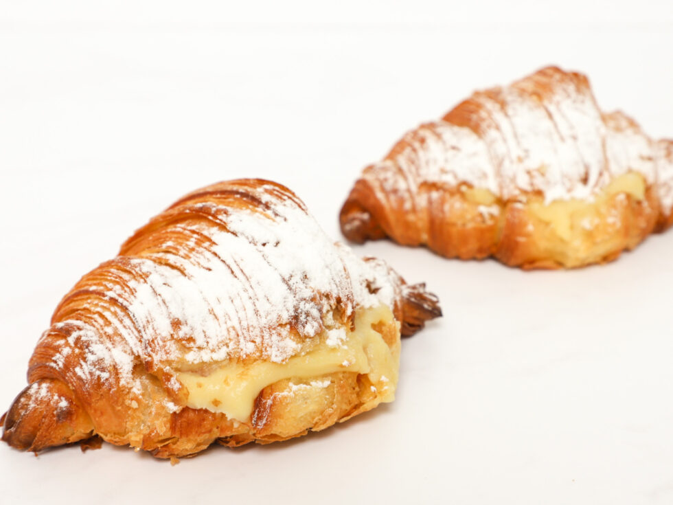 CROISSANT CON CREMA PASTELERA Croissant clásico relleno con crema ...