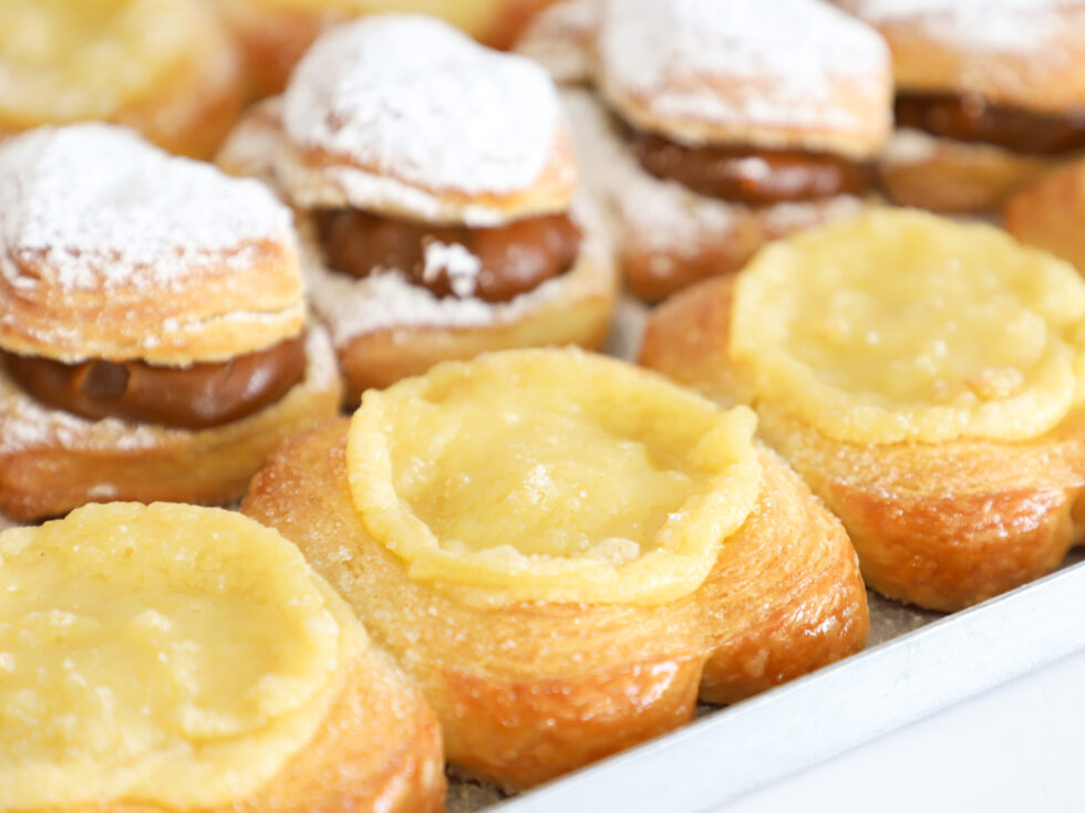 «OCHOS» DE PASTELERA Facturas (masa de medialunas dulces)con crema ...